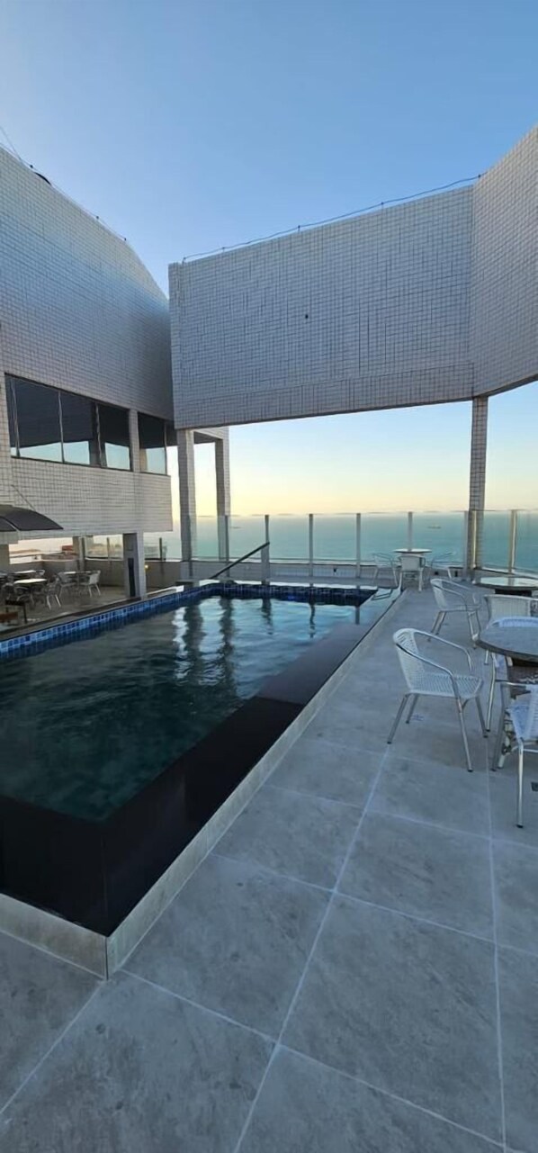 Piscina exterior, espreguiçadeiras