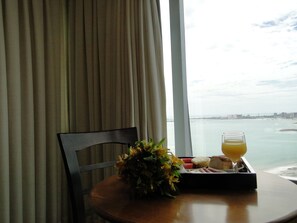 Minibar, cofre no quarto, cortinas/cortinados opacos