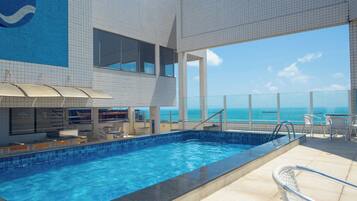 Piscina externa, espreguiçadeiras