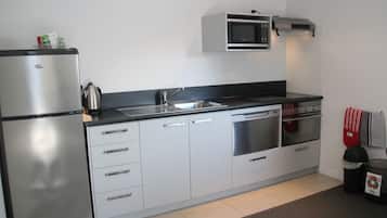 Apartamento, 2 quartos | Cozinha privada | Micro-ondas, cafeteira/chaleira, chaleira elétrica, torradeira
