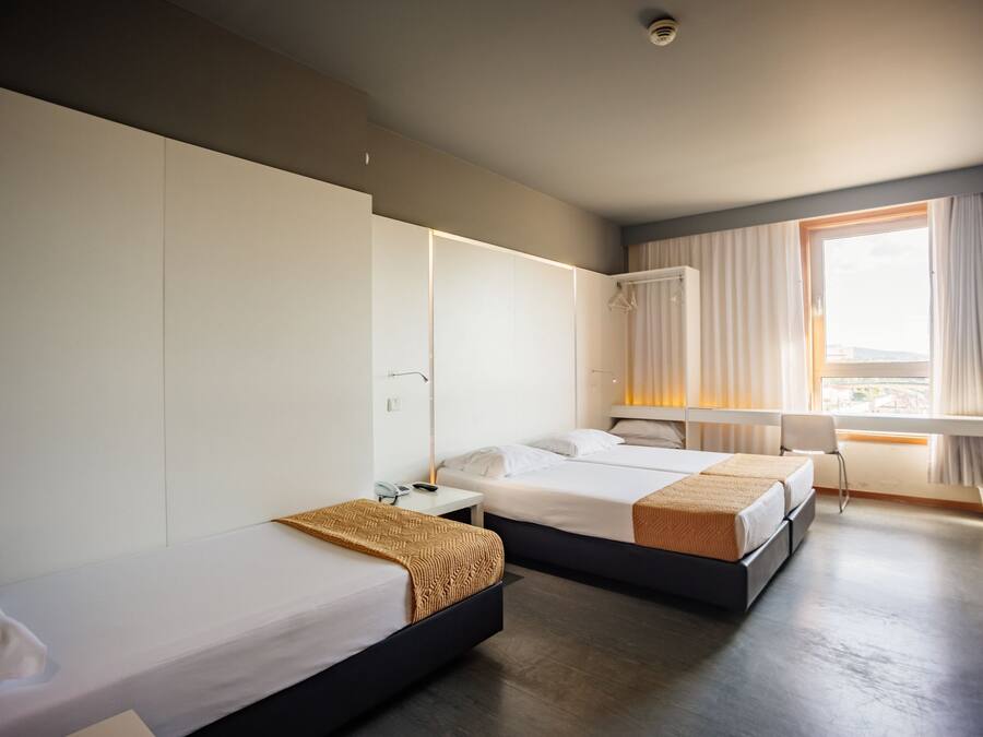 Quarto Triplo | Quartos insonorizados, Wi-fi grátis, roupa de cama fornecida