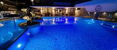 Piscina externa, funciona das 8h às meia-noite, guarda-sóis