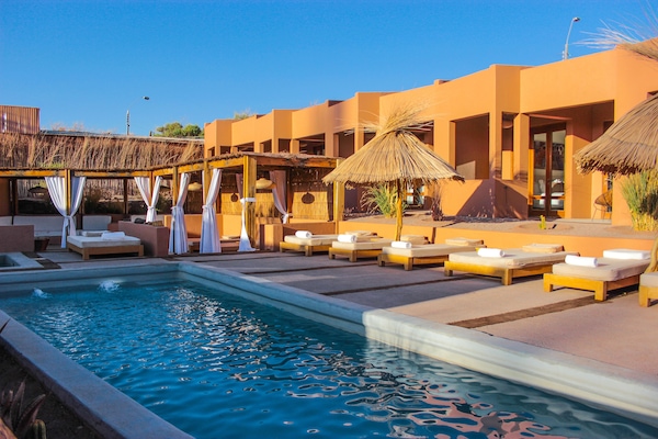 Piscina exterior, espreguiçadeiras