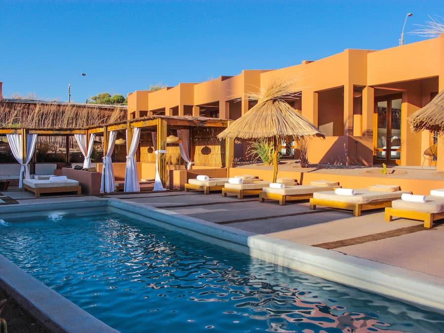 Piscina externa, espreguiçadeiras