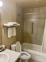Quarto Duplo Superior, 2 camas queen-size | Casa de banho | Um chuveiro fixo, um secador de cabelo, toalhas fornecidas