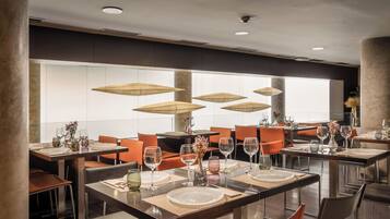 Pequeno-almoço tipo buffet diário (14 EUR por pessoa)