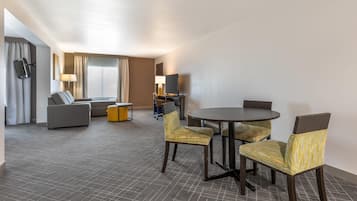 Suite, 1 cama king-size, não fumadores | Cofre no quarto, secretária