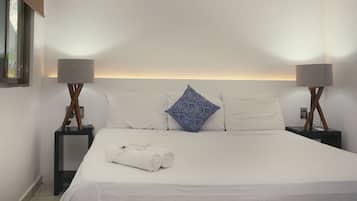 Quarto conforto, varanda | 1 quarto, ferros/tábuas de passar roupa, Wi-Fi de cortesia
