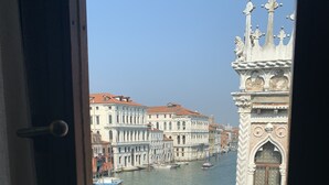 Vista de um canal com edifícios e barcos.