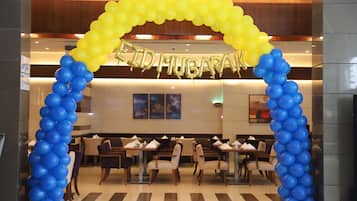 2 restaurantes: servem pequenos-almoços, almoços e jantares