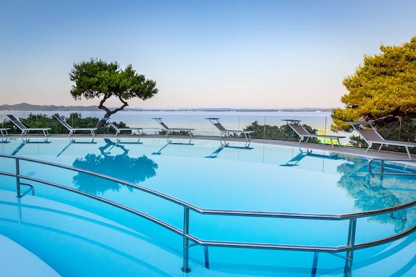 Piscina interior, piscina exterior, espreguiçadeiras
