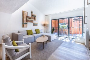 Minibar, cofre no quarto, secretária 