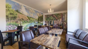 Café da manhã com buffet todos os dias (EUR 15 por pessoa)