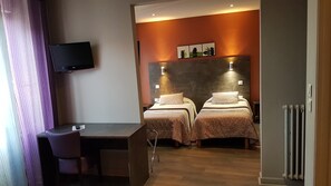Quarto Quádruplo Comfort | Secretária, ferro/tábua de engomar, berços/camas para crianças grátis 