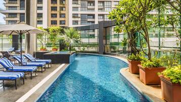 Piscina externa, funciona das 6h às 20h, guarda-sóis, espreguiçadeiras