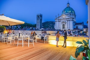 Serve café da manhã, almoço e jantar 