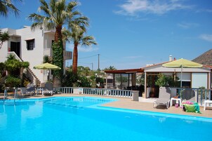 Piscina exterior, guarda-sóis, espreguiçadeiras 