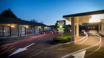 Fachada do alojamento (tarde/noite)