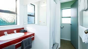 Apartamento, 1 quarto | Casa de banho | Um secador de cabelo, toalhas fornecidas