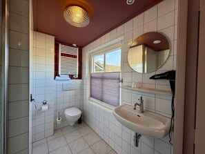 Quarto solteiro | Banheiro | Chuveiro, produtos de toalete grátis, secador de cabelo 