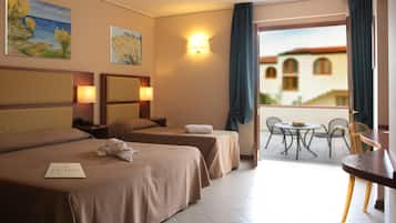 Quarto triplo conforto | Frigobar, cofres nos quartos, escrivaninha