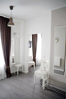 Roupas de cama antialérgicas, cofres nos quartos, escrivaninha