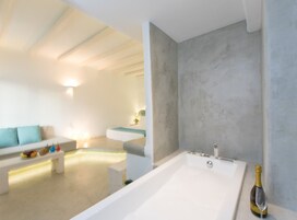 Suite Superior, banheira de hidromassagem grande | Casa de banho | Um secador de cabelo, toalhas fornecidas 