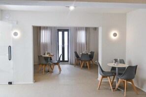 Café da manhã com buffet todos os dias (EUR 5 por pessoa) 