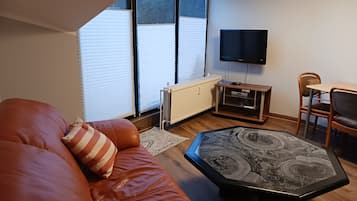 Condo standard | Área de estar | TV 30 polegadas com canais via satélite