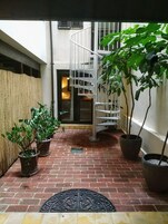 Quarto Familiar | Casa de banho | Um polibã, um chuveiro fixo, artigos de higiene pessoal grátis 