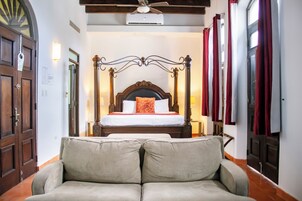 Suíte luxo, 1 cama King, sacada | Roupas de cama premium, edredons de pluma, individualmente decorados