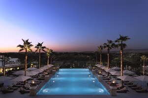 Piscina interna, piscina externa, barracas, espreguiçadeiras