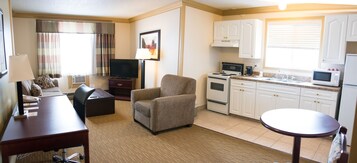 Suíte júnior, 1 cama Queen, para não fumantes, cozinha | 1 quarto, roupas de cama antialérgicas, escrivaninha