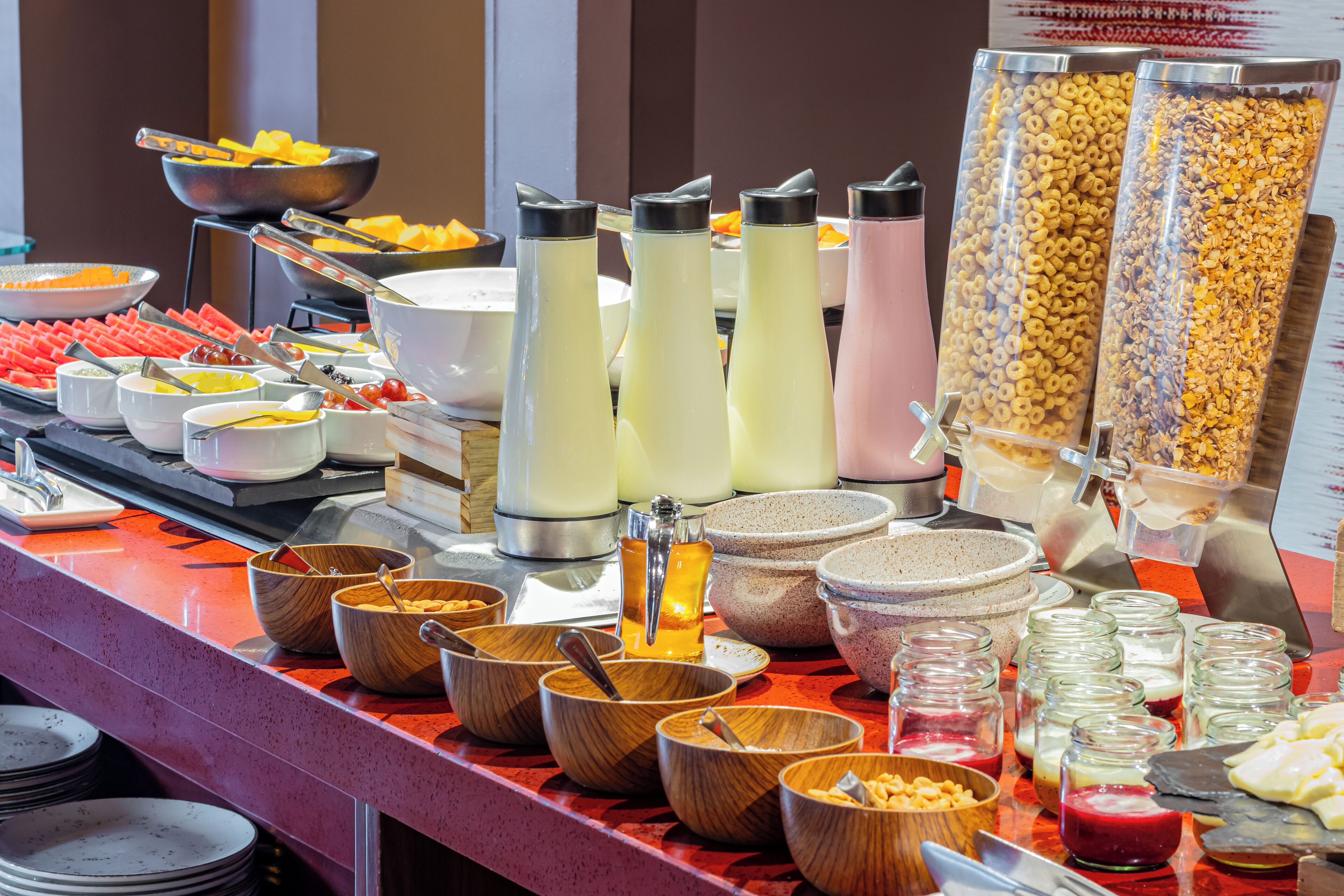 Buffet com diversas opções de comida e bebida.