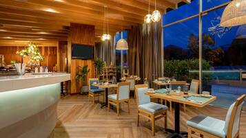 Pequenos-almoços, almoços e jantares servidos