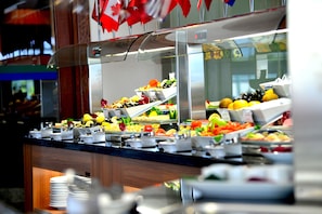 Buffet com diversas frutas e legumes.