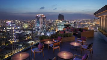 Serviço de café da manhã, almoço, jantar; vistas para a piscina
