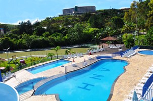 2 piscinas interiores, 5 piscinas exteriores, guarda-sóis 
