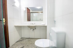 Quarto Quádruplo Standard | Casa de banho | Um polibã, um secador de cabelo (mediante pedido), toalhas fornecidas 