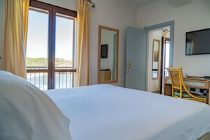 Quarto Familiar | Minibar, cofre no quarto, secretária, Wi-fi grátis 