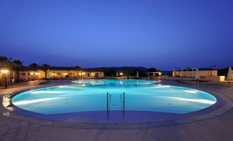 Piscina externa, guarda-sóis, espreguiçadeiras