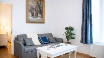 Deluxe Family Room | Área de estar | TV de tela plana