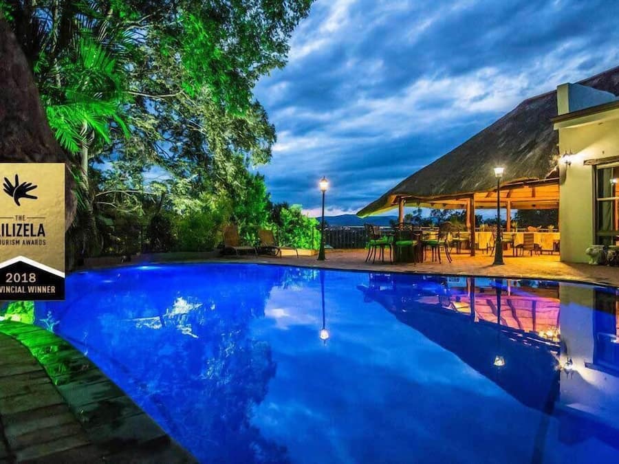 Piscina exterior, espreguiçadeiras