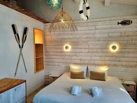 Quarto Duplo Standard | Roupa de alta qualidade, minibar, cofre no quarto 