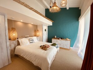 Quarto casal com design assinado | Roupas de cama premium, frigobar, cofres nos quartos, cortinas blackout