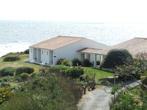 Quarto casal com design assinado | Vista do quarto