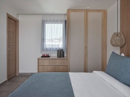 Premium Double Room Garden View | Resort or Residences Area | Cofres nos quartos, escrivaninha, Wi-Fi de cortesia, roupa de cama
