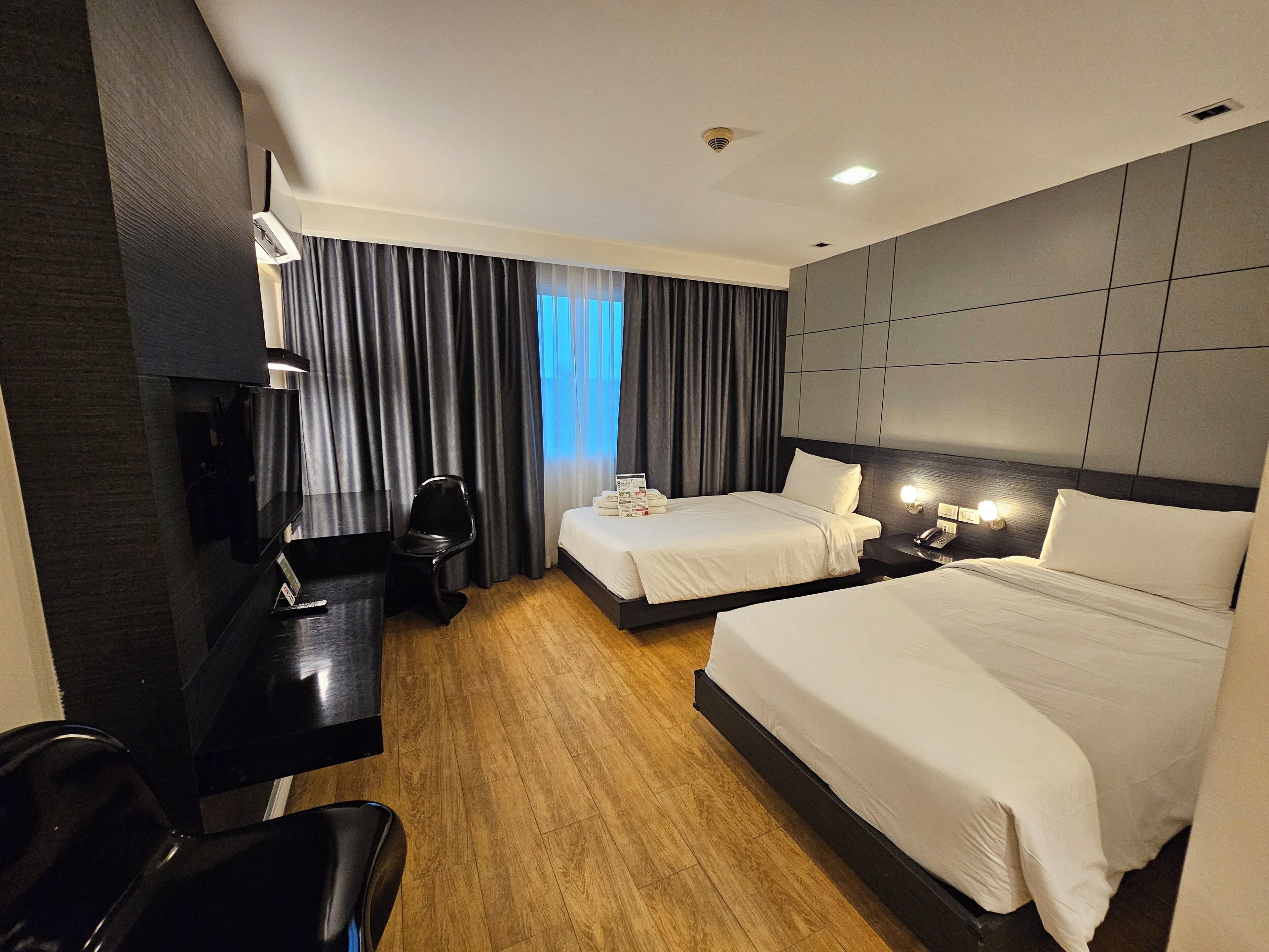 Superior Room with Twin Bed | Roupas de cama premium, cofres nos quartos, escrivaninha