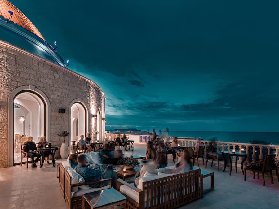 5 bares/lounges, bar ao lado da piscina