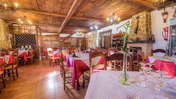 Café da manhã, almoço e jantar; culinária local